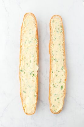 Addictive Homemade Garlic Bread Recipe (So Easy)